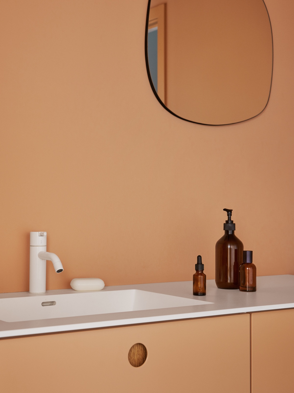 BASIS kitchen with special colors in shades of red | Reform