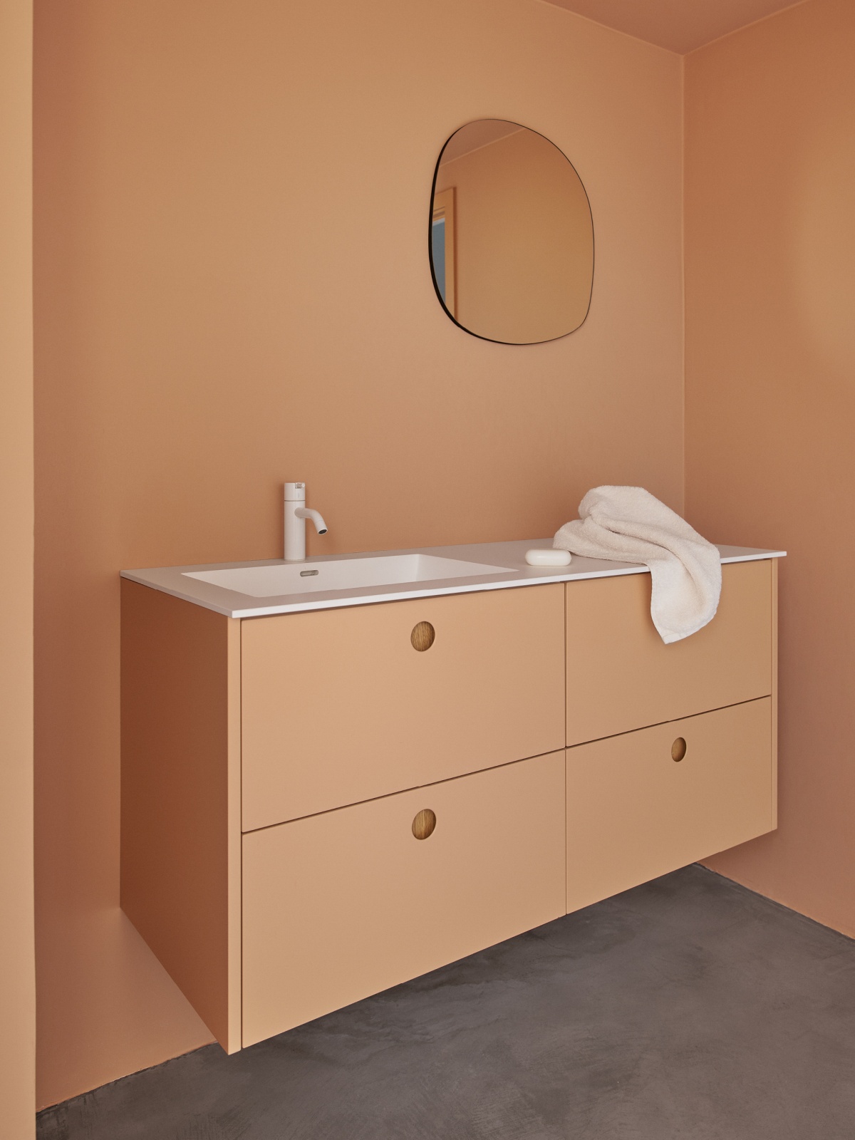 BASIS kitchen with special colors in shades of red | Reform