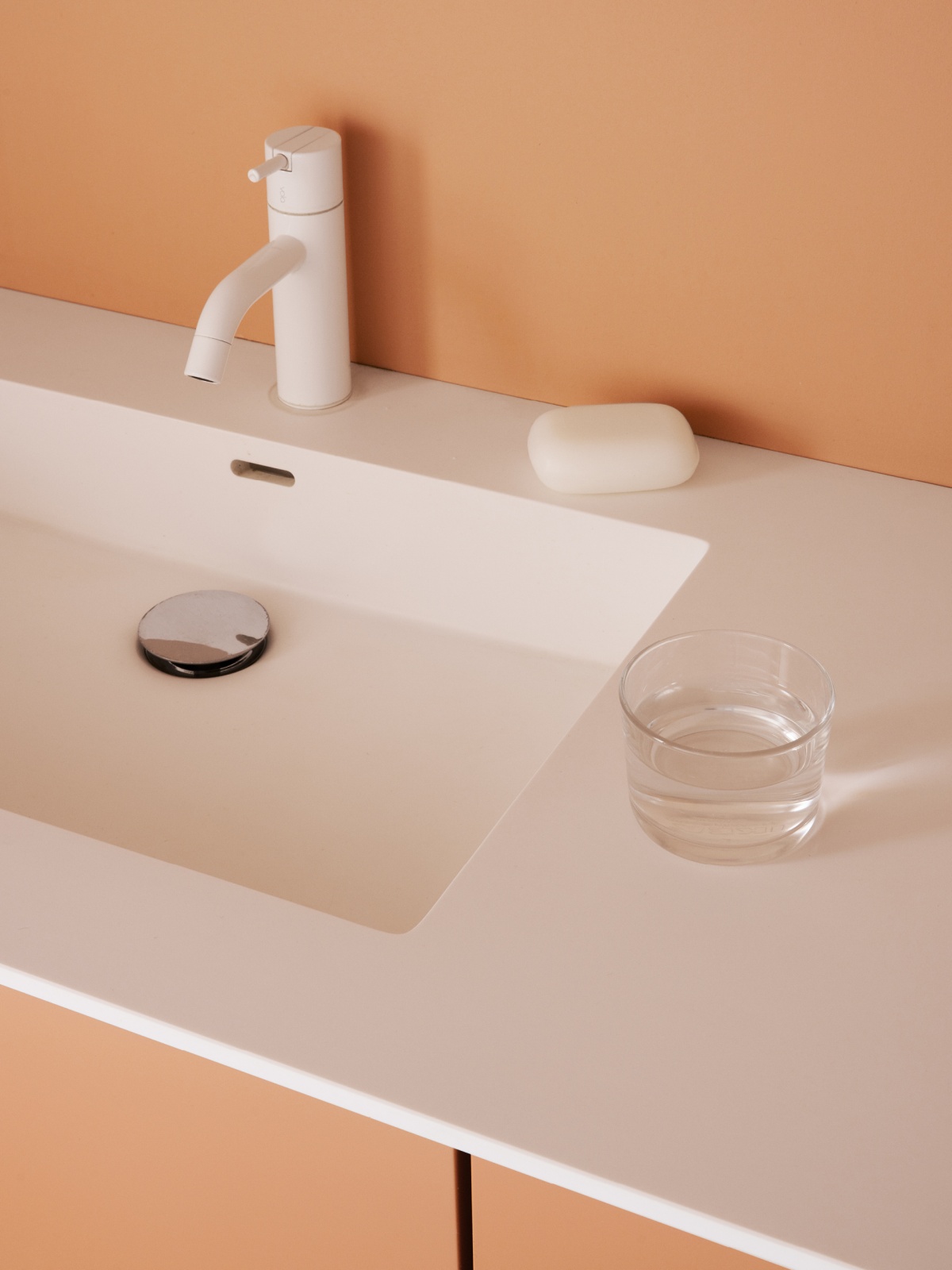 BASIS kitchen with special colors in shades of red | Reform