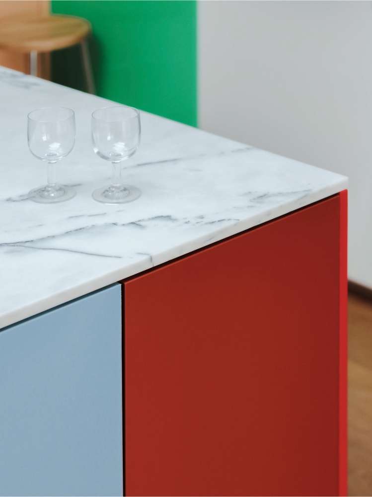 Colourful MATCH kitchen with marble countertop | Reform