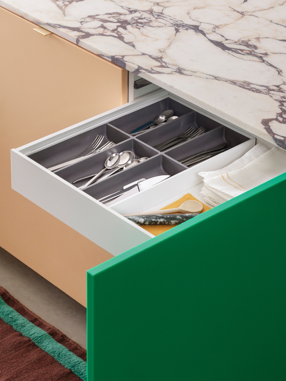 Indretning af køkkenskuffer og -skabe | Reform