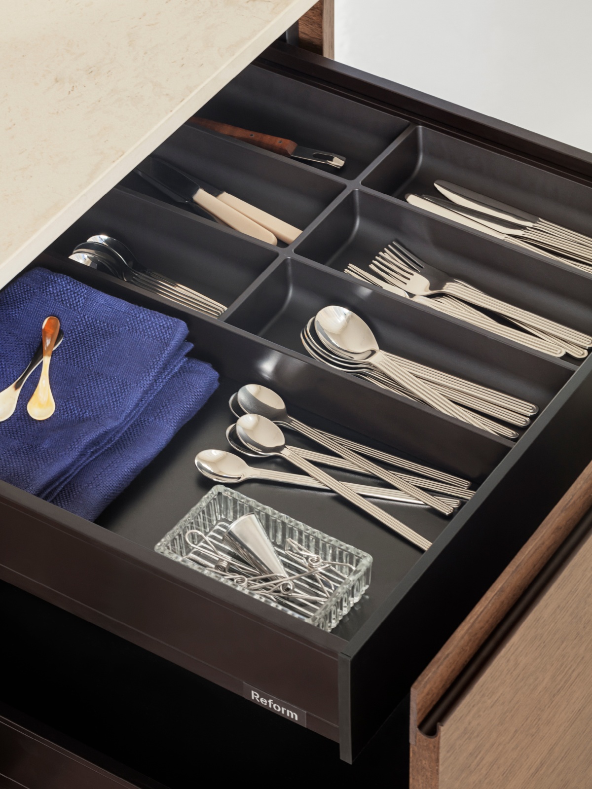 Indretning af køkkenskuffer og -skabe | Reform